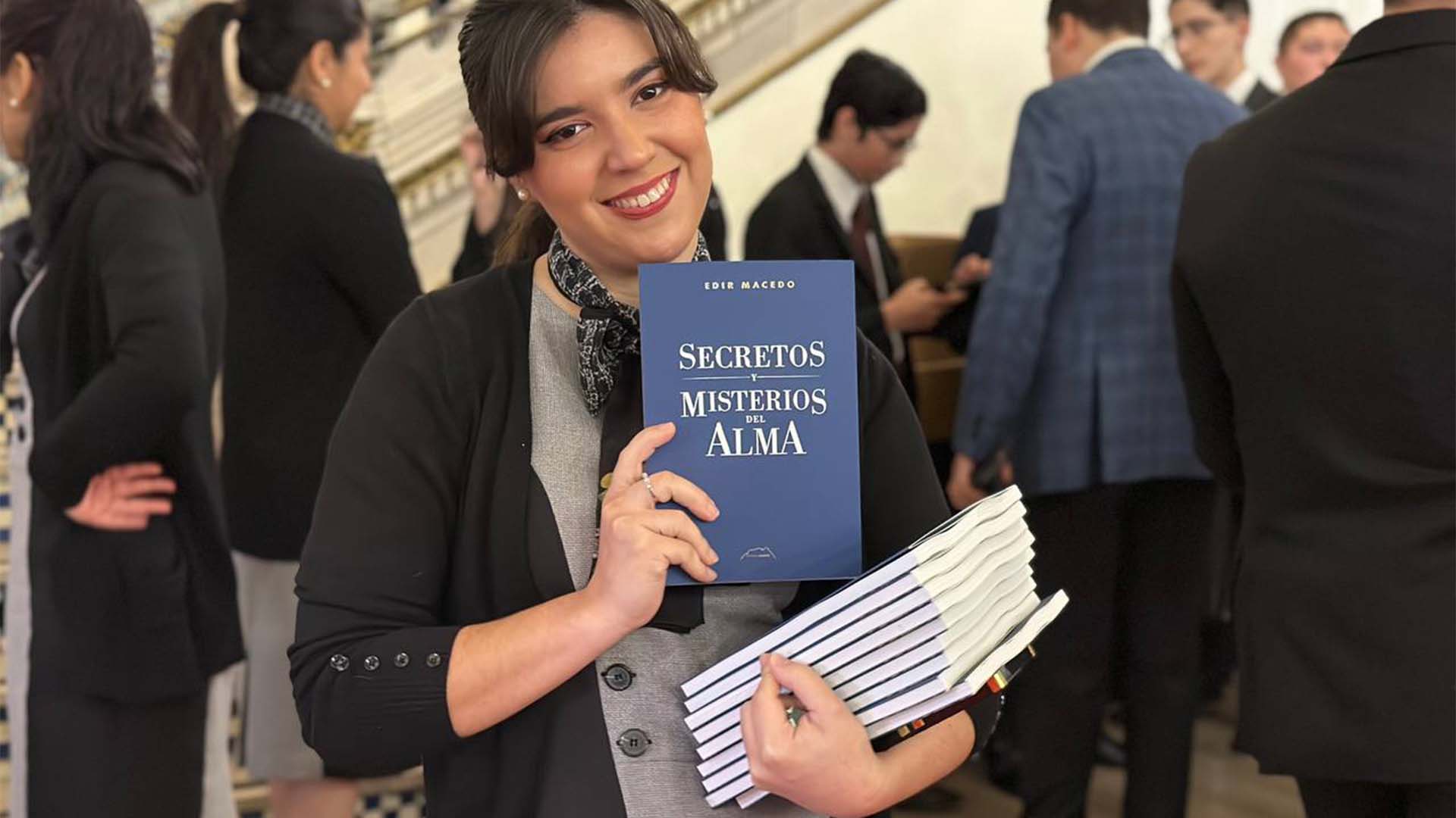 Lanzamiento y firma del libro “Secretos y Misterios del Alma»del Obispo ...