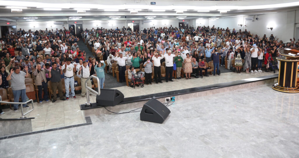 El testimonio de Dios en su vida – Viviendo Por la Fe